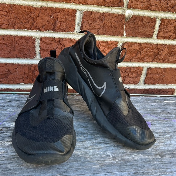 Nike | Shoes | Nike Boys Flex Runner 2 Size 7 Dj63800 Black Gray ...